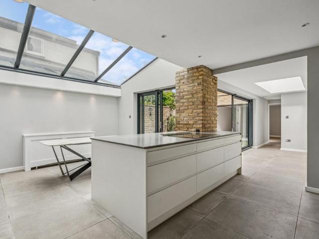 5 bedroom terraced house to rent