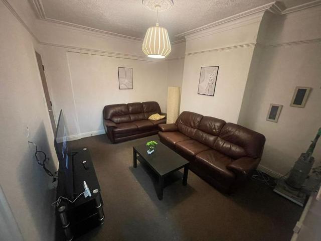 5 bedroom terraced house to rent