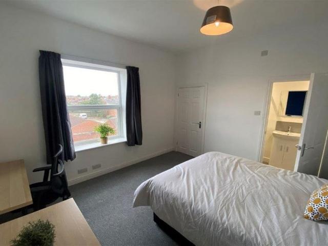 5 bedroom terraced house to rent