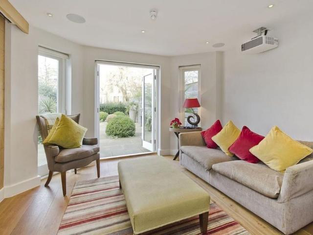 5 bedroom terraced house to rent