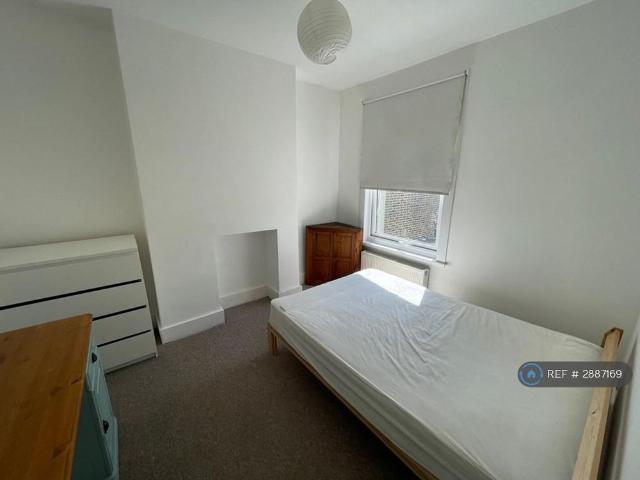 5 bedroom terraced house to rent