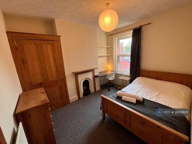 5 bedroom terraced house to rent