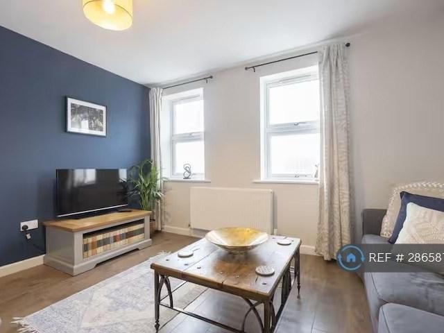 5 bedroom terraced house to rent