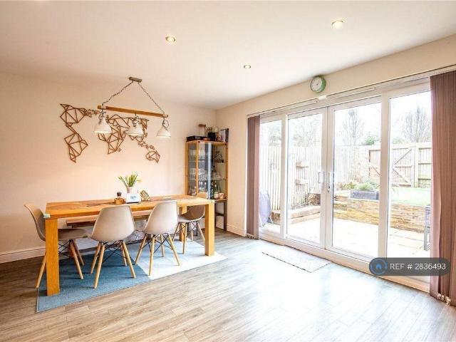 5 bedroom terraced house to rent