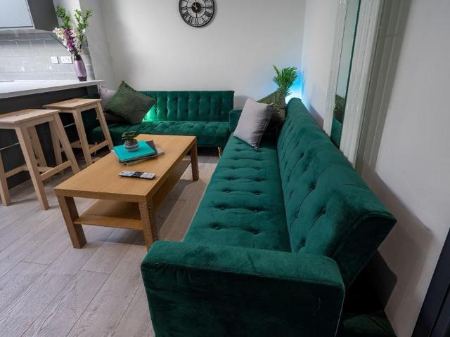 5 bedroom terraced house to rent