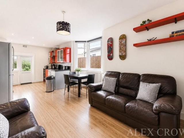 5 bedroom terraced house to rent