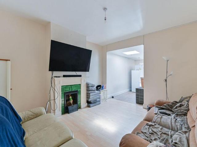 5 bedroom terraced house to rent