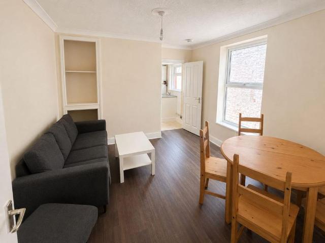 5 bedroom terraced house to rent
