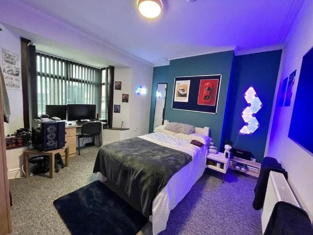 5 bedroom terraced house to rent