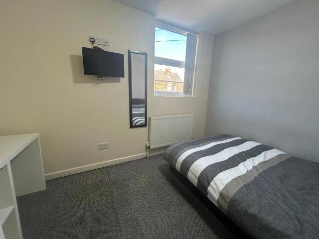5 bedroom terraced house to rent