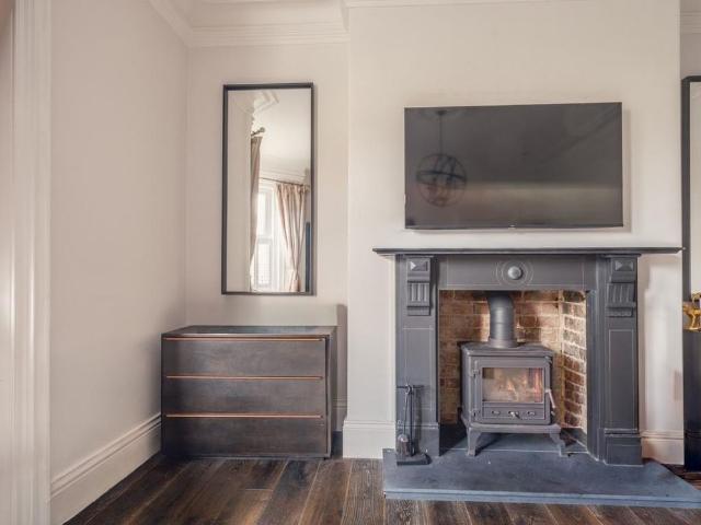 5 bedroom terraced house to rent