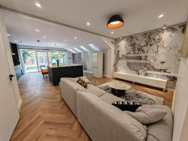 5 bedroom terraced house to rent
