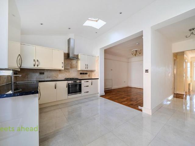 5 bedroom terraced house to rent