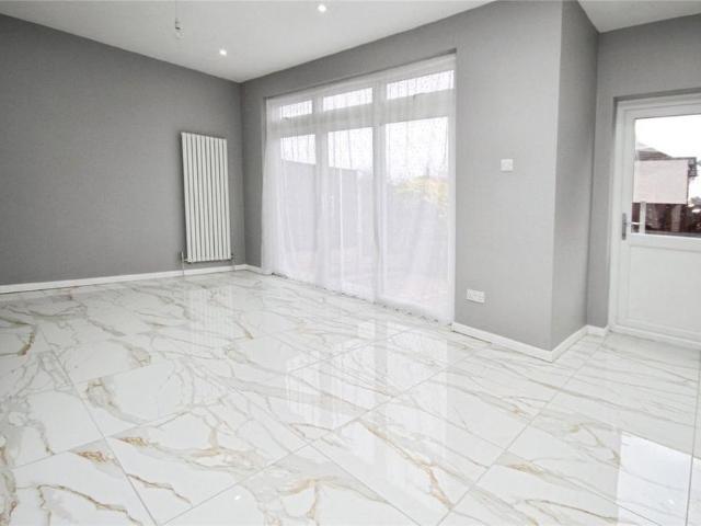 5 bedroom terraced house to rent
