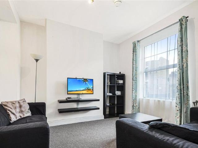 5 bedroom terraced house to rent