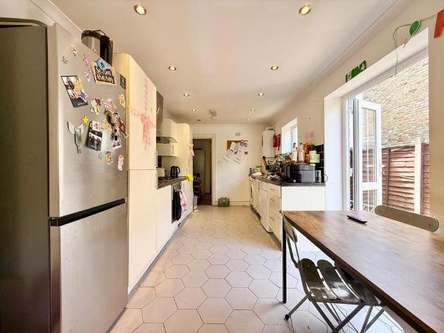 5 bedroom terraced house to rent