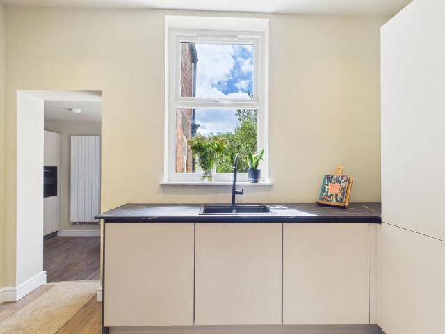 5 bedroom terraced house to rent