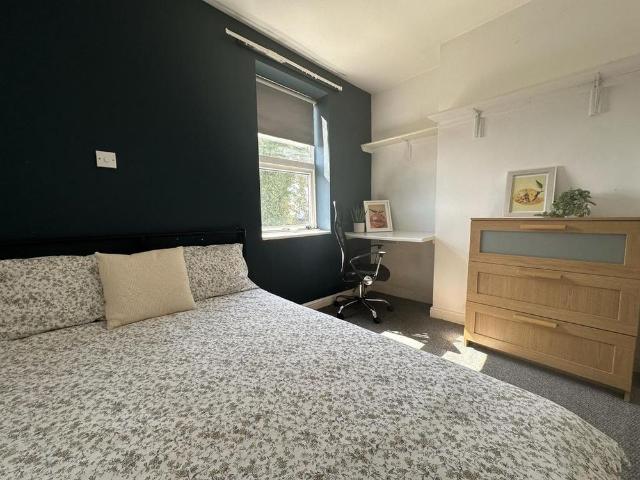 5 bedroom terraced house to rent