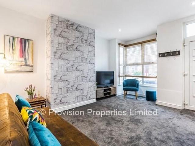 5 bedroom terraced house to rent