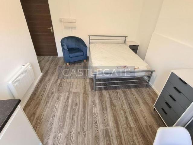 5 bedroom terraced house to rent