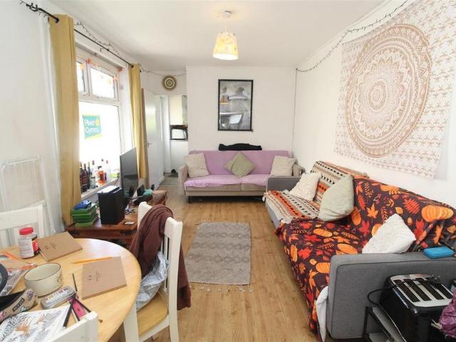 5 bedroom terraced house to rent