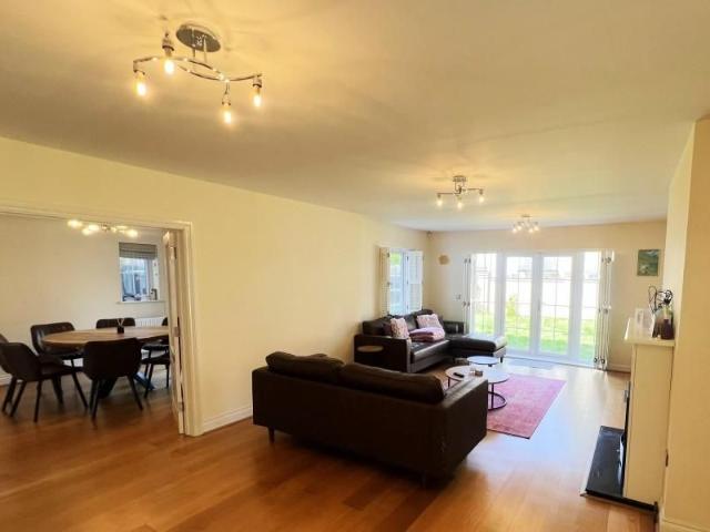 5 bedroom terraced house to rent