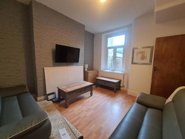 5 bedroom terraced house to rent