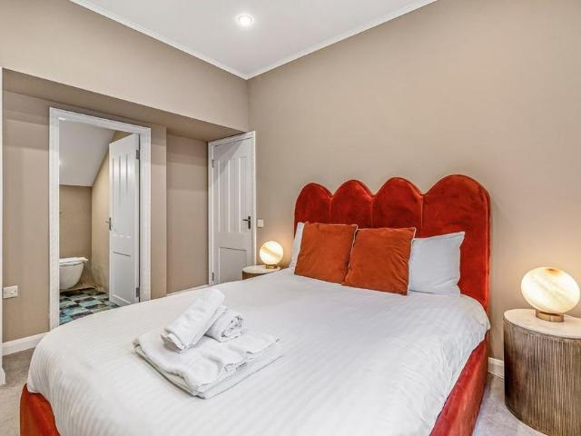 5 bedroom terraced house to rent