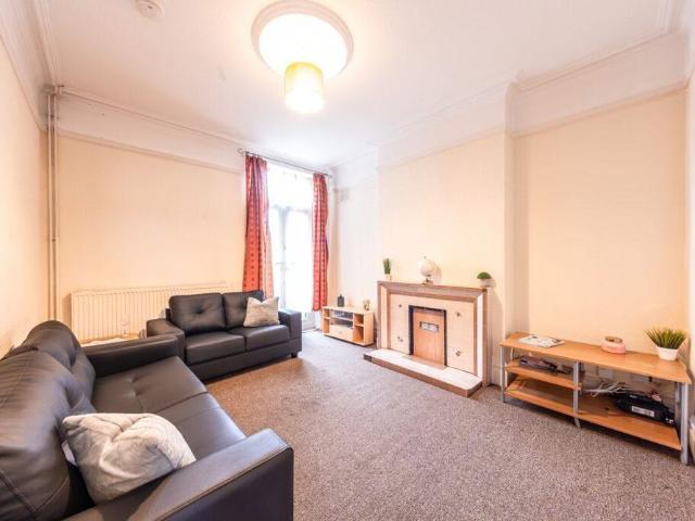 5 bedroom terraced house to rent