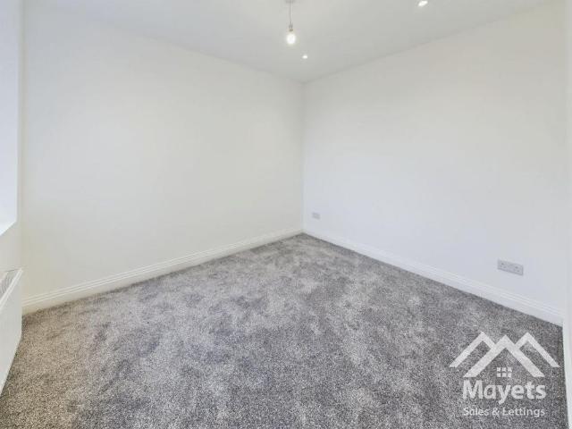 5 bedroom terraced house to rent