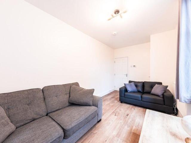 5 bedroom terraced house to rent
