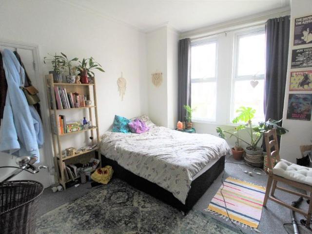 5 bedroom terraced house to rent