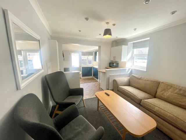 5 bedroom terraced house to rent