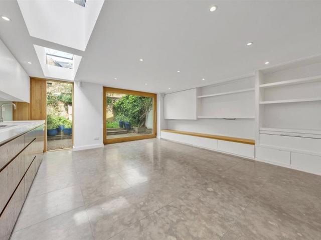 5 bedroom terraced house to rent