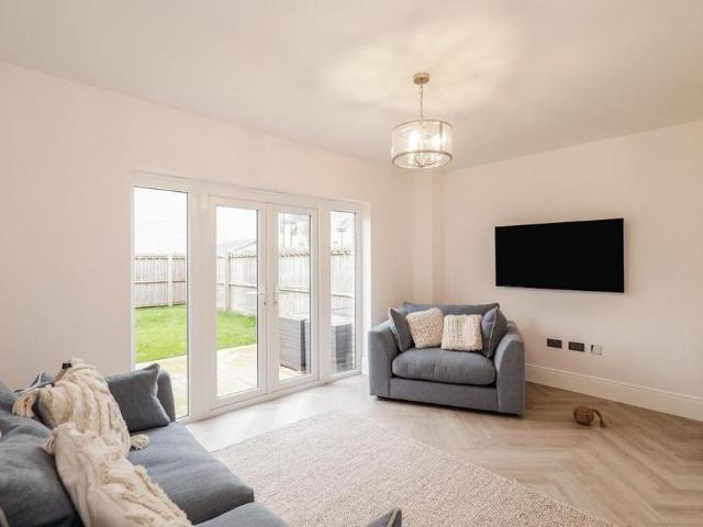 5 bedroom terraced house to rent