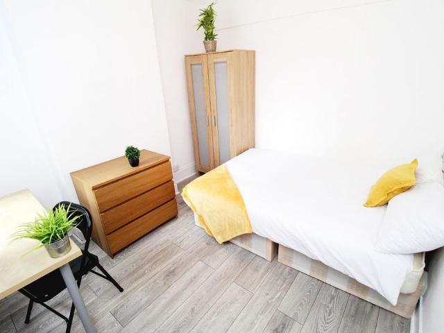 5 bedroom terraced house to rent