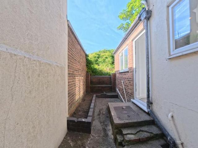 5 bedroom terraced house to rent