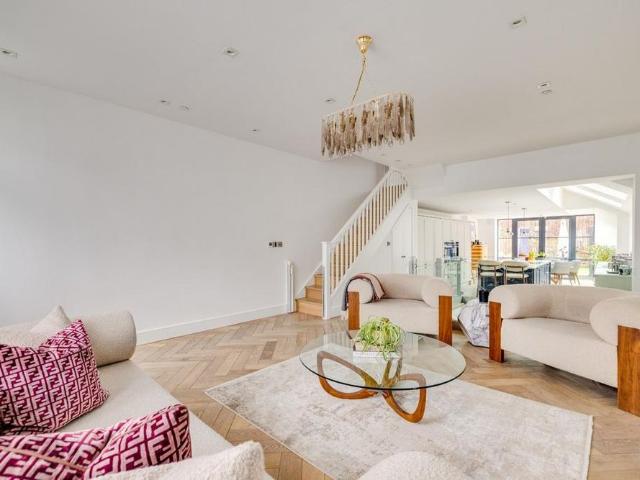 5 bedroom terraced house to rent