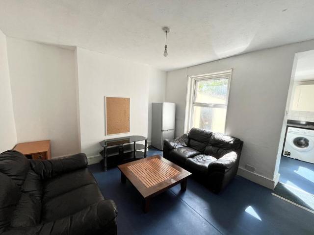 5 bedroom terraced house to rent