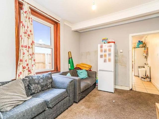5 bedroom terraced house to rent
