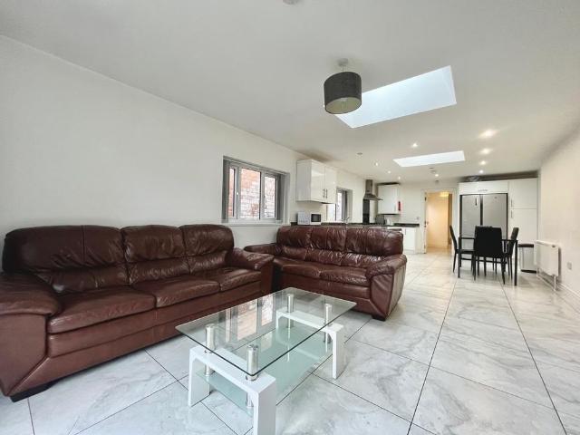 5 bedroom terraced house to rent