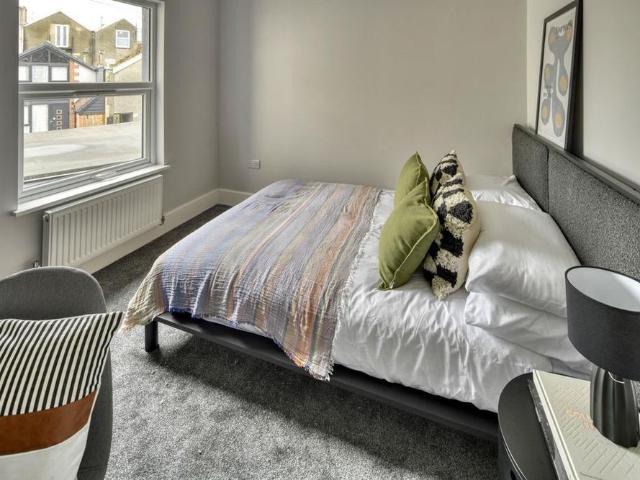 5 bedroom terraced house to rent
