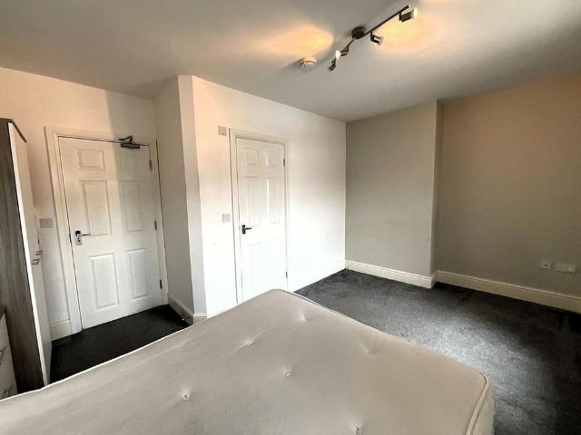 5 bedroom terraced house to rent
