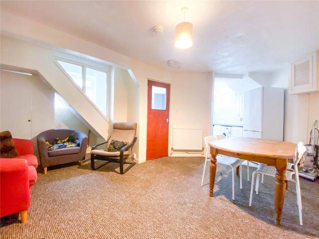 5 bedroom terraced house to rent