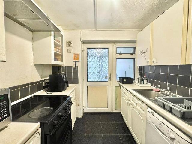 5 bedroom terraced house to rent