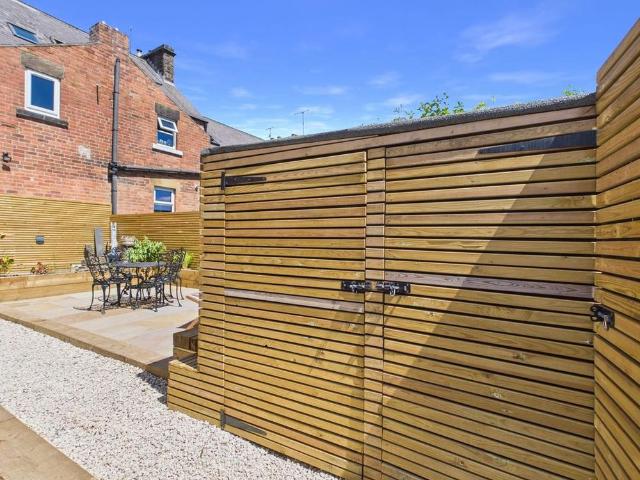 5 bedroom terraced house to rent