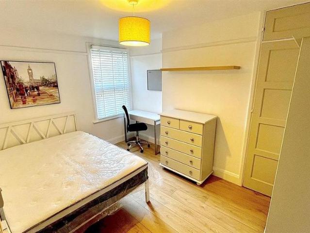 5 bedroom terraced house to rent