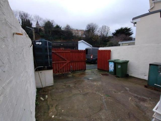 5 bedroom terraced house to rent
