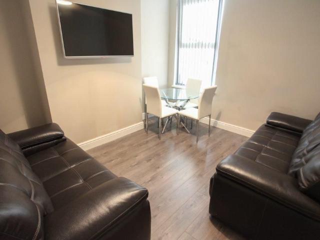 5 bedroom terraced house to rent