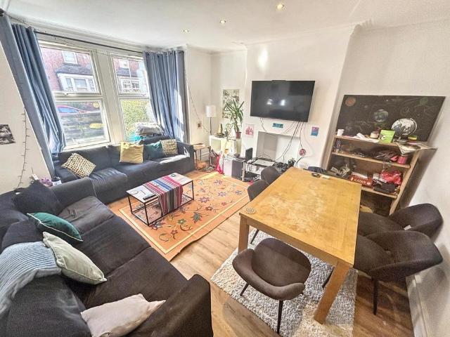 5 bedroom terraced house to rent
